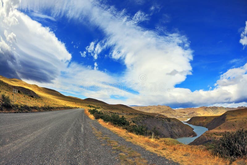 La Route De Gravier Le Long Du Rivage Du Lac Pehoe Image stock - Image ...