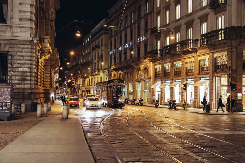 La Scena Notturna Di Milano Fotografia Editoriale - Immagine di talloni ...