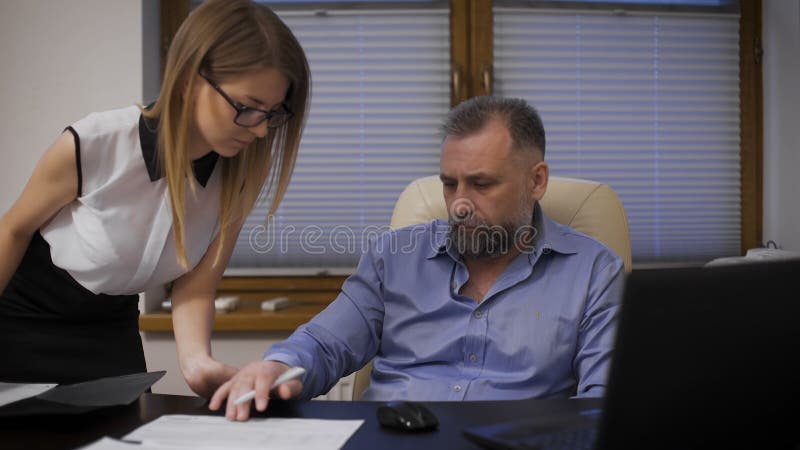 La Secrétaire Sexy De Fille Apporte Des Documents Pour Diriger Les