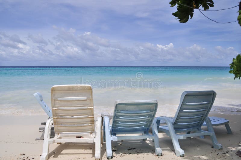 La sedia di spiaggia immagine stock. Immagine di isola - 33792509