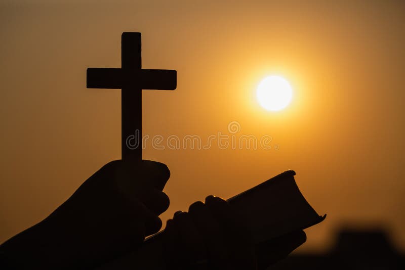 La Silhouette De La Femme Priant Tout En Tenant La Bible Et La Croix ... La Silhouette De La Femme Priant Tout En Tenant La Bible Et La Croix ...