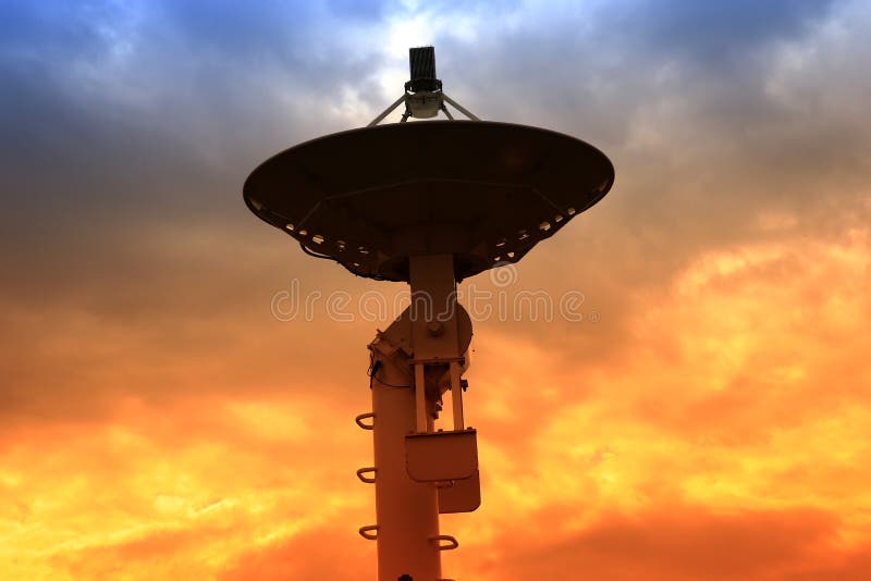 La Silueta De Un Observatorio De Radiotelescopio Imagen de archivo ...