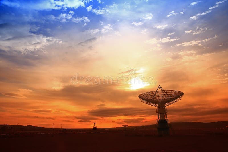 La Silueta De Un Observatorio De Radiotelescopio Imagen de archivo ...