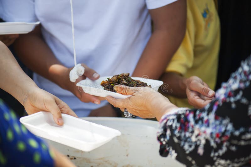 La Sociedad De La Ayuda Compartir La Comida a Los Pobres Imagen de ...
