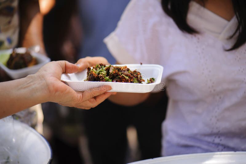 La Sociedad De La Ayuda Compartir La Comida a Los Pobres Foto de ...