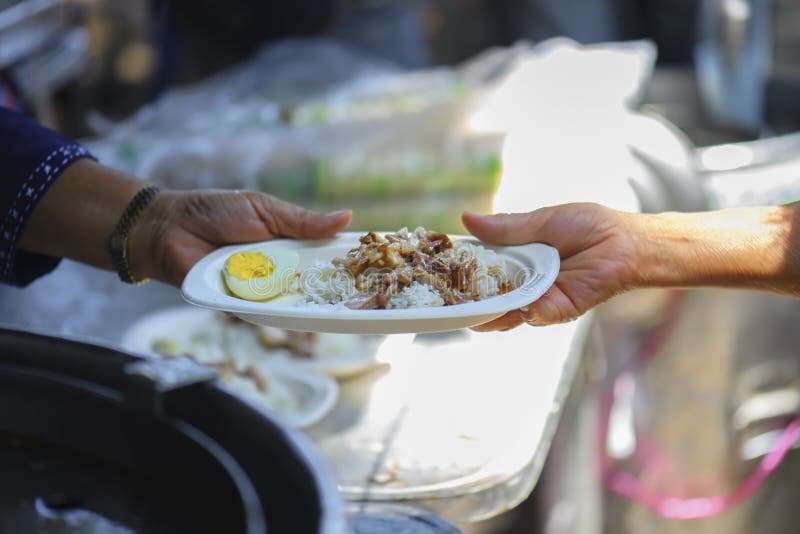 La Sociedad De La Ayuda Compartir La Comida a Los Pobres Imagen de ...