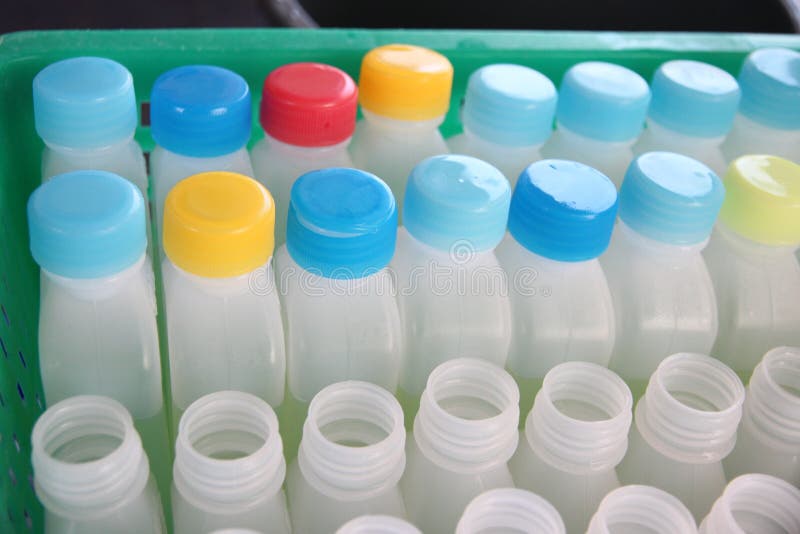 Gallon Jaune De Bouteille En Plastique Isolé Sur Fond Blanc Image stock ...