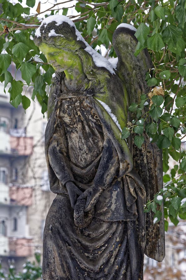 La Statua Di Un Angelo Con Il Suo Dirige Il Minimo Piegato Immagine ...