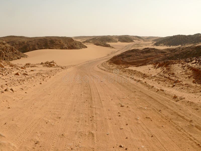 La Strada Che Passa Il Deserto Del Sahara. Fotografia Stock - Immagine ...
