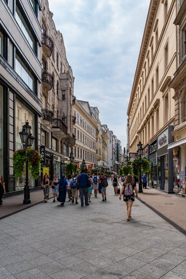 La Strada Principale Di Vaci Utca a Budapest, Ungheria Fotografia ...