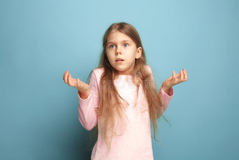 La Surprise Fille De Ladolescence Sur Un Fond Bleu Concept Démotions