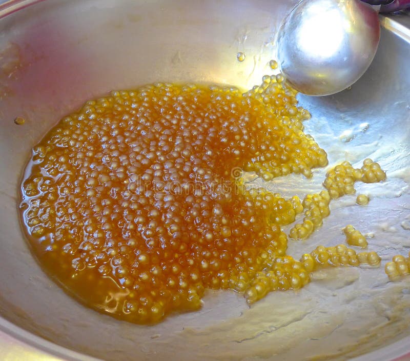 Perlas Crudas Negras De La Tapioca En Cuenco De Madera Imagen de ...