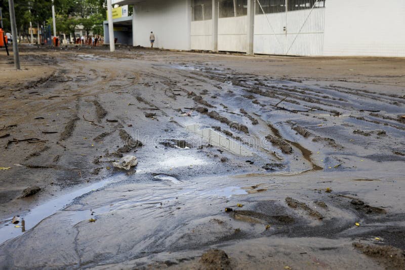 La terre humide image stock. Image du humide, terre - 20095659