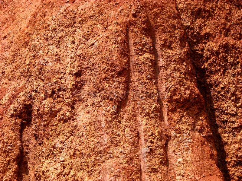 La terre rouge image stock. Image du texture, inégal, piste - 5791845