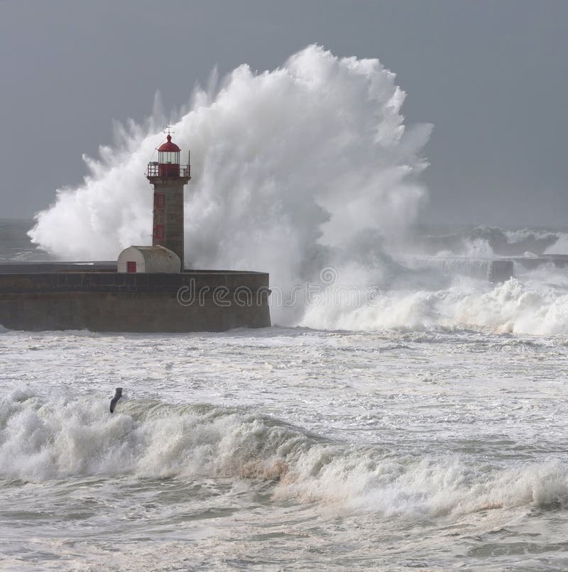 Olas De Tormenta Sobre El Faro Foto de archivo - Imagen de faro, cielo ...