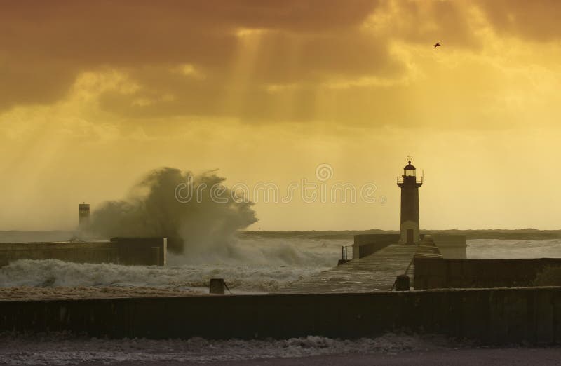 La Tormenta Agita Sobre El Faro Foto de archivo - Imagen de faro, cielo ...