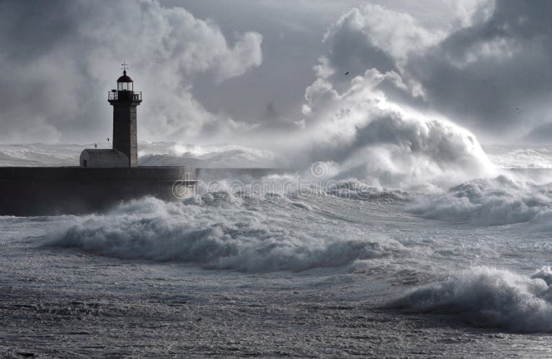 Olas De Tormenta Sobre El Faro Foto de archivo - Imagen de faro, cielo ...