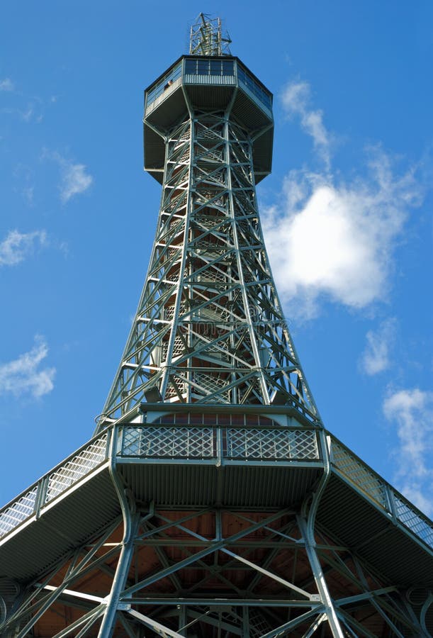 La torre de Petrin imagen de archivo. Imagen de alto - 10181233