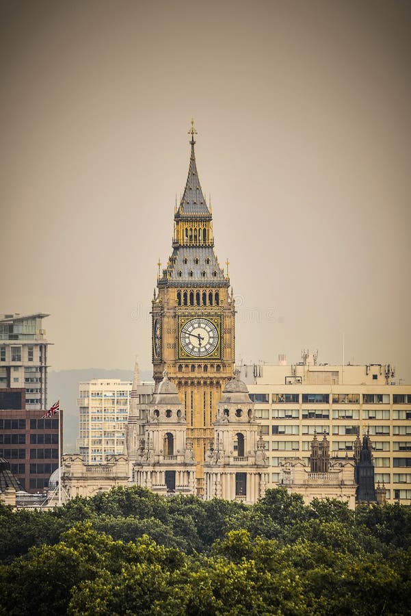 La Torre De Reloj En Londres, Inglaterra, Reino Unido Foto de archivo ...