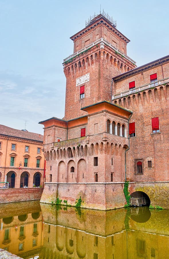 La Torre Medieval De Castello Estense, Ferrara, Italia Foto de archivo ...