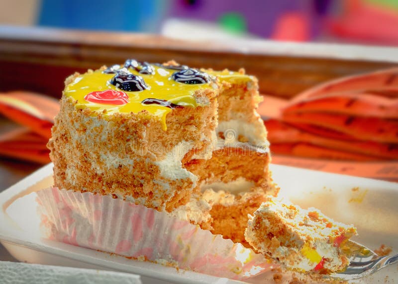 La torta mordida-apagado foto de archivo. Imagen de mollete - 66962600