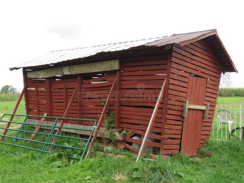 La Vecchia Greppia Trascurata Del Cereale Perde Il Suo Equilibrio ...