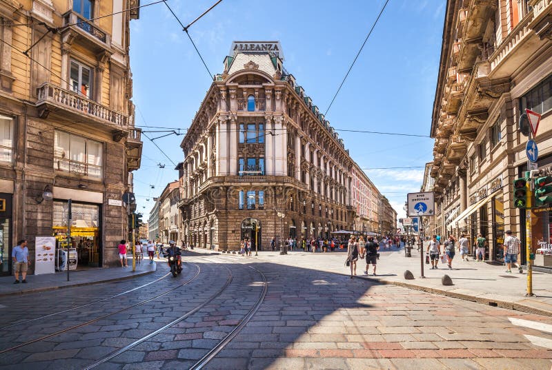 La via centrale di Milano fotografia editoriale. Immagine di italia ...