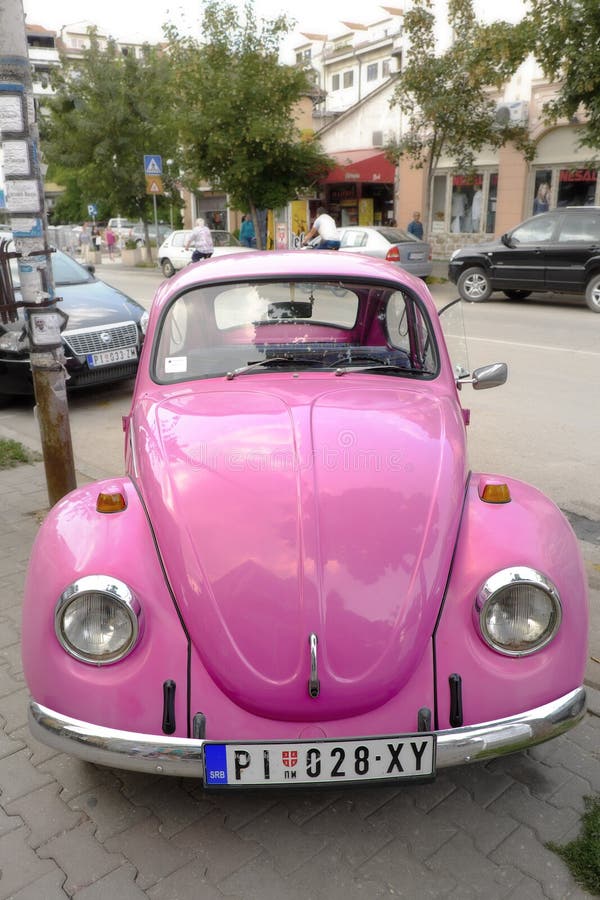 La Volkswagen Maggiolino Rosa Fotografia Editoriale - Immagine di coltura, automobile: 79791957