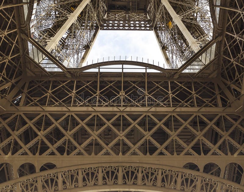 Tour Eiffel, Vue De Dessous Photo stock - Image du même, piccadilly ... Tour Eiffel, Vue De Dessous Photo stock - Image du même, piccadilly ...