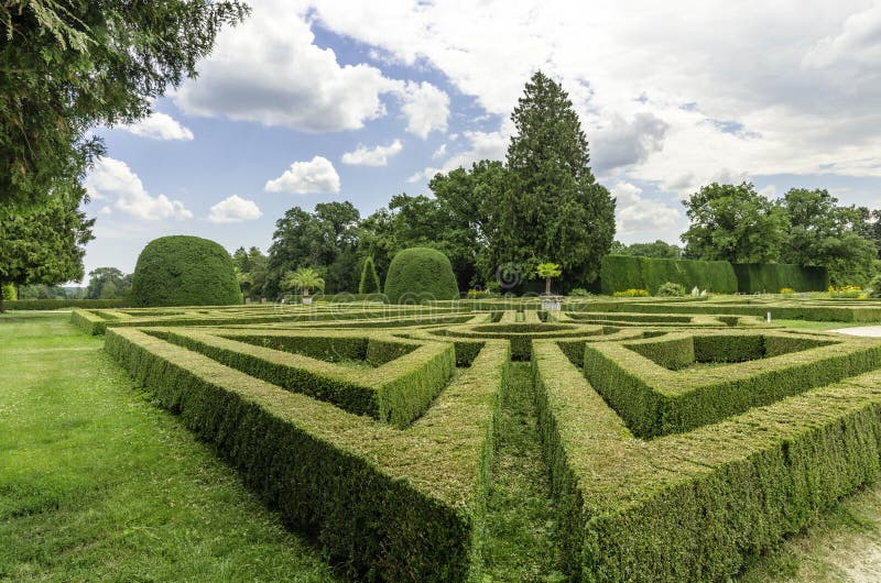 Laberinto Del Jardín En Un Parque Del Palacio Imagen de archivo ...