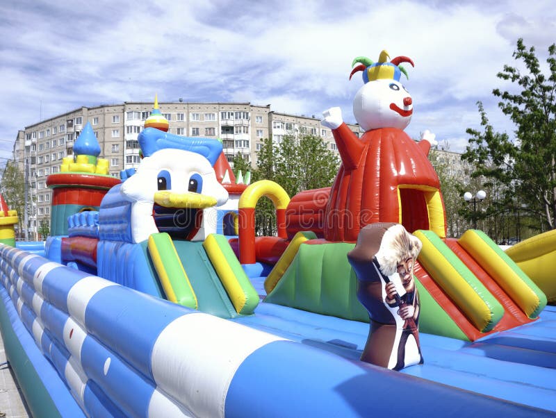 Laberinto Grande, Colorido, Inflable Del Castillo Foto de archivo ...