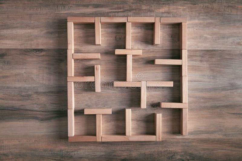 Laberinto Hecho Con Bloques De Madera Imagen de archivo - Imagen de ...