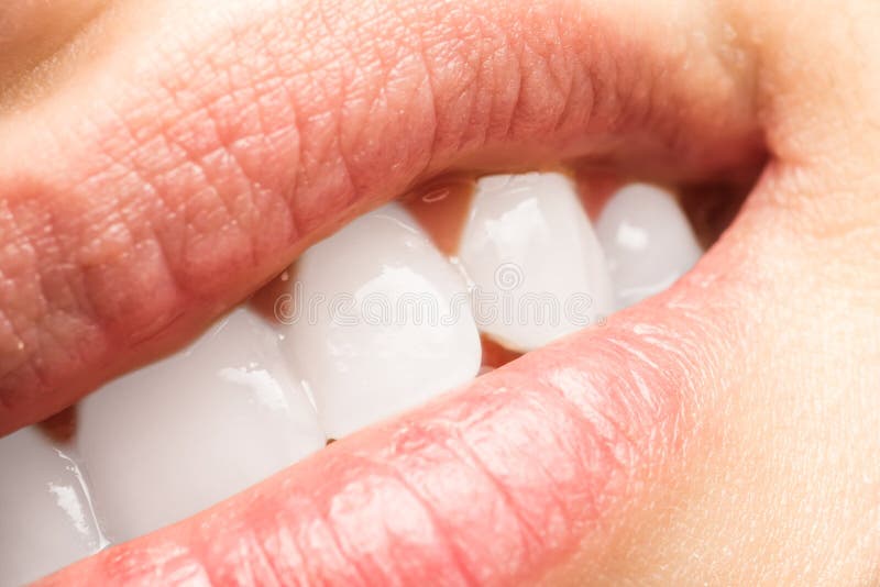 Labios Naturales De La Mujer Y Dientes Blancos Macros Foto de archivo ...