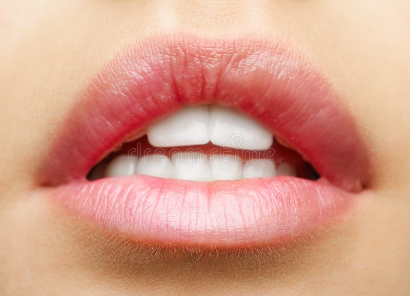 Labios Rojos Hermosos Y Lápiz Labial Rojo Imagen de archivo - Imagen de ...