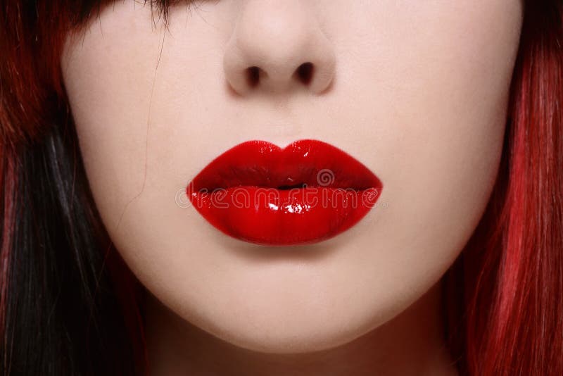Labios rojos sensuales imagen de archivo. Imagen de sensual - 701951