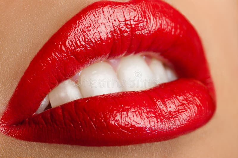 Labios Rojos Con Una Cereza Foto de archivo - Imagen de fruta, manera ...