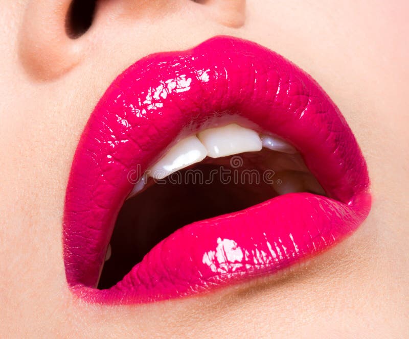 Labios Rojos Atractivos Hermosos Que Dan Beso Imagen de archivo ...