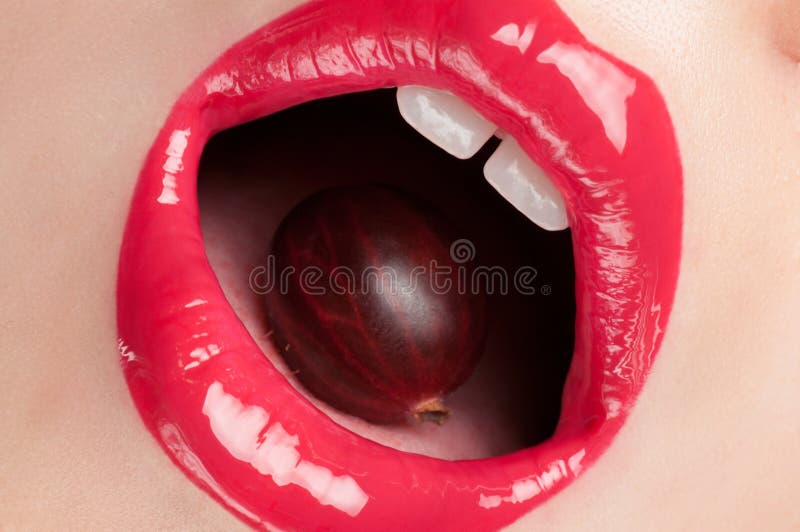 Labios Rojos Con Una Cereza Imagen de archivo - Imagen de glamour ...