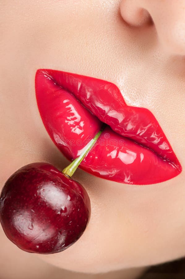 Labios Rojos Con Una Cereza Foto de archivo - Imagen de tinte, creativo ...