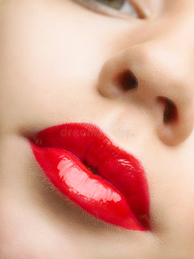 Labios Rojos Hermosos Y Lápiz Labial Rojo Imagen de archivo - Imagen de ...