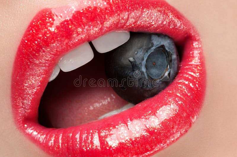 Labios rojos hermosos foto de archivo. Imagen de rojos - 62742514