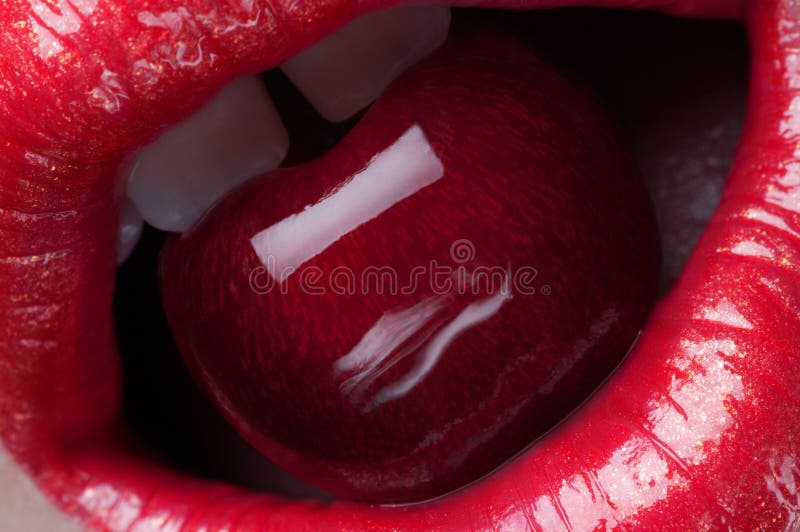 Labios Rojos Con Una Cereza Foto de archivo - Imagen de fruta, manera ...