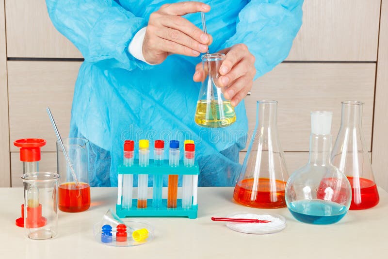 Laborassistent, Der Chemische Experimente Im Labor Tut Stockbild - Bild ...