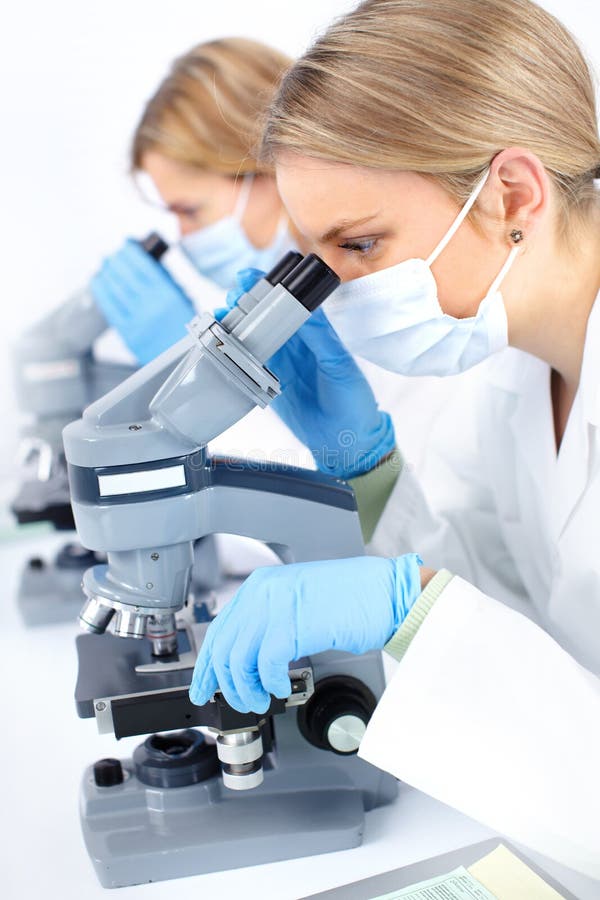 Femelles, Scientifiques Sur Des Microscopes Dans Le Laboratoire Photo ...