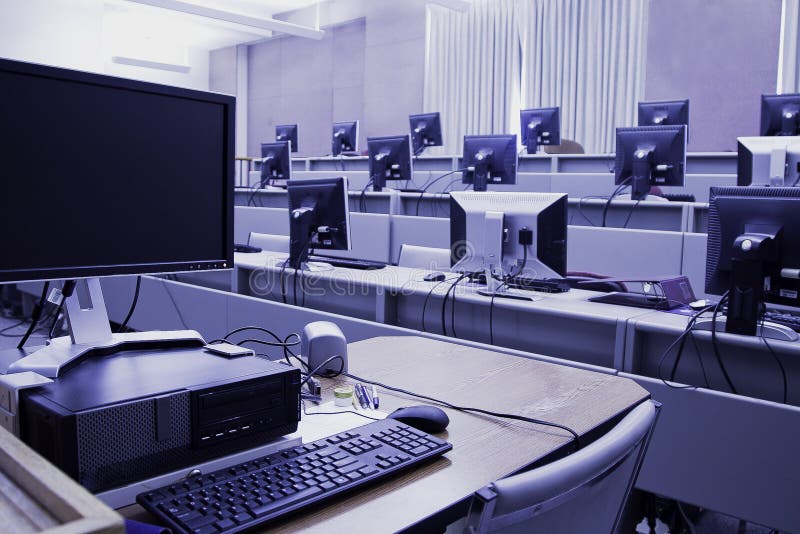 Laboratoire d'ordinateur image stock. Image du ordinateur - 37525697