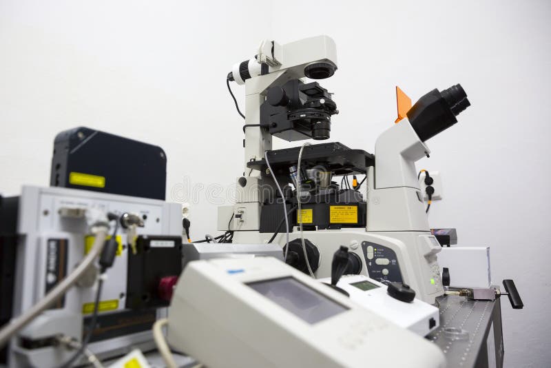 Laboratoire Moderne De Microbiologie De Microscope Photo stock - Image ...
