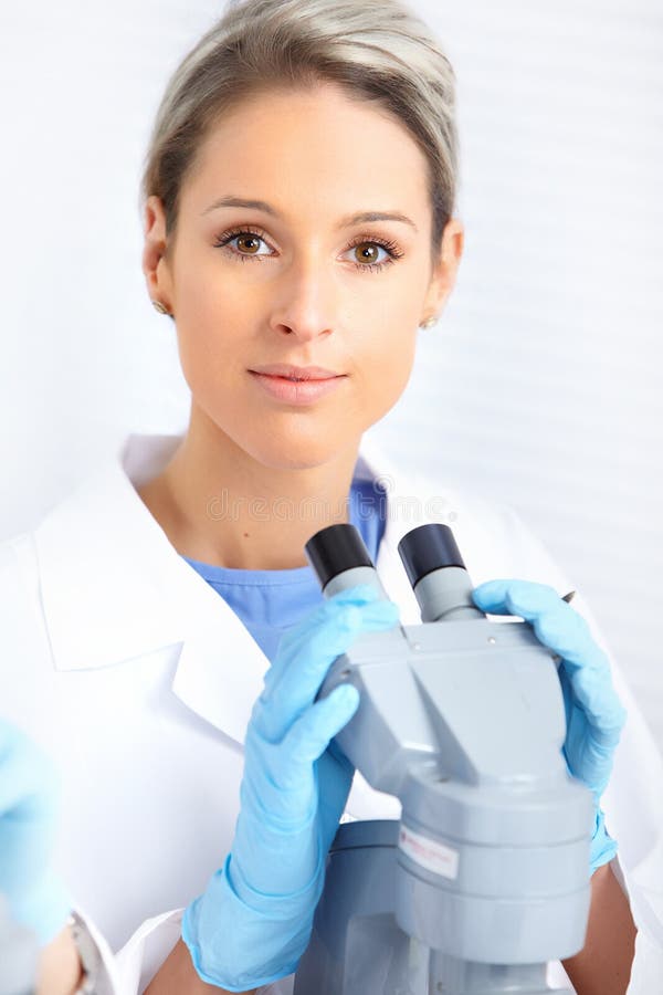 Laboratorio Maschio Della Provetta Del Dottore O Dello Scienziato ...