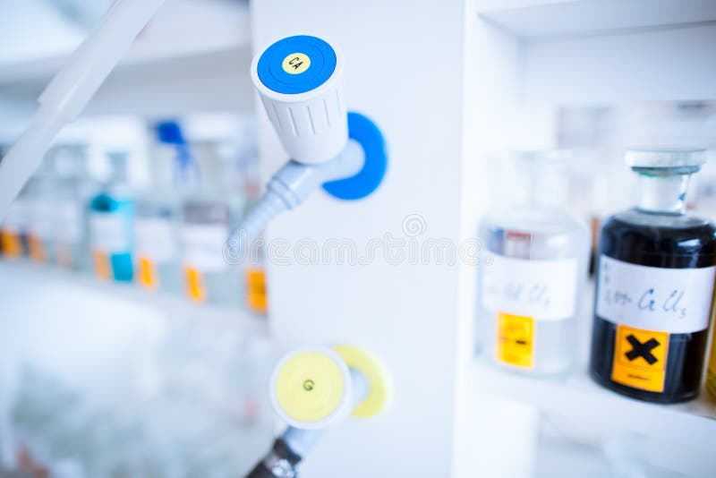 Recipiente De La Química En Un Ambiente Del Laboratorio Foto de archivo ...