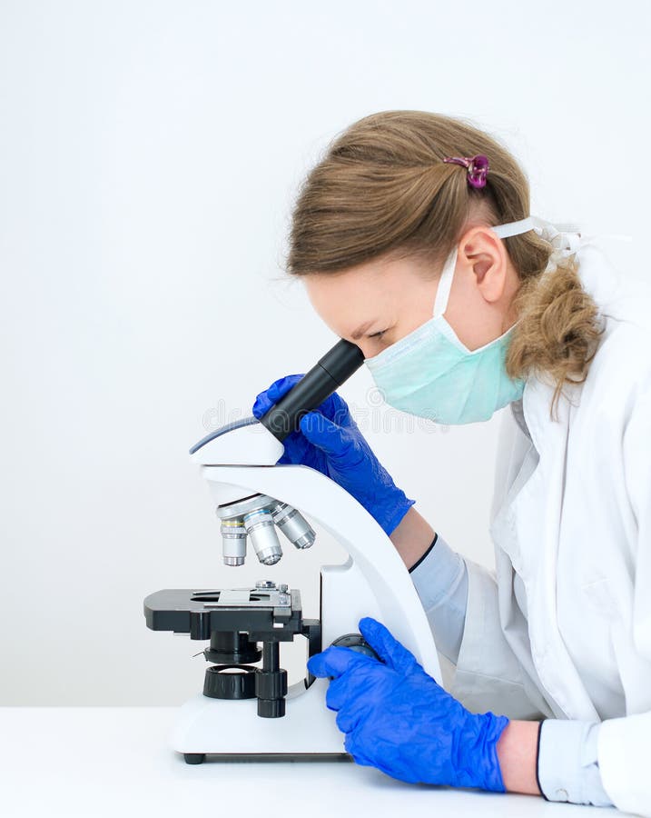 Laboratorio Del Dottore Using Microscope in Fotografia Stock - Immagine ...