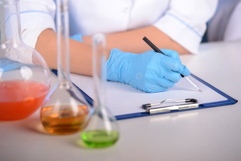 Laboratorium stock afbeelding. Image of microscoop, klinisch - 44817311